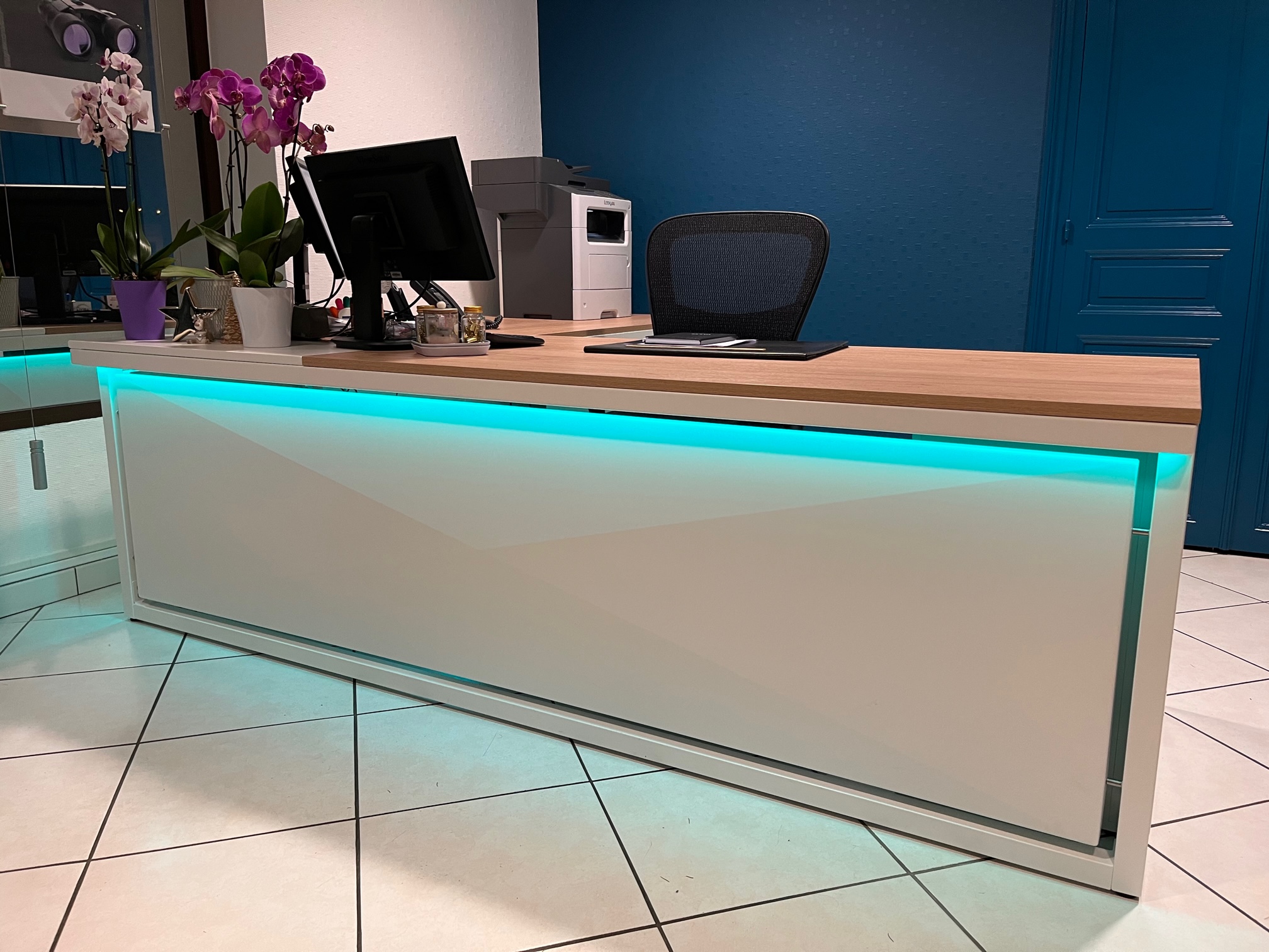 Fabrication de bureaux d'accueil en métal blanc et bois - Fabricant ...