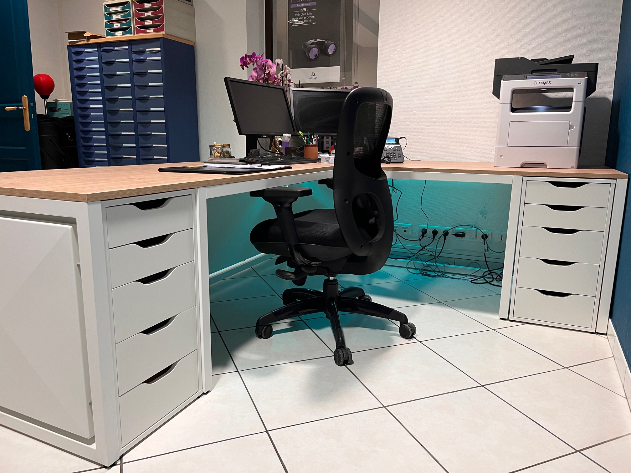 Fabrication de bureaux d'accueil en métal blanc et bois - Fabricant ...